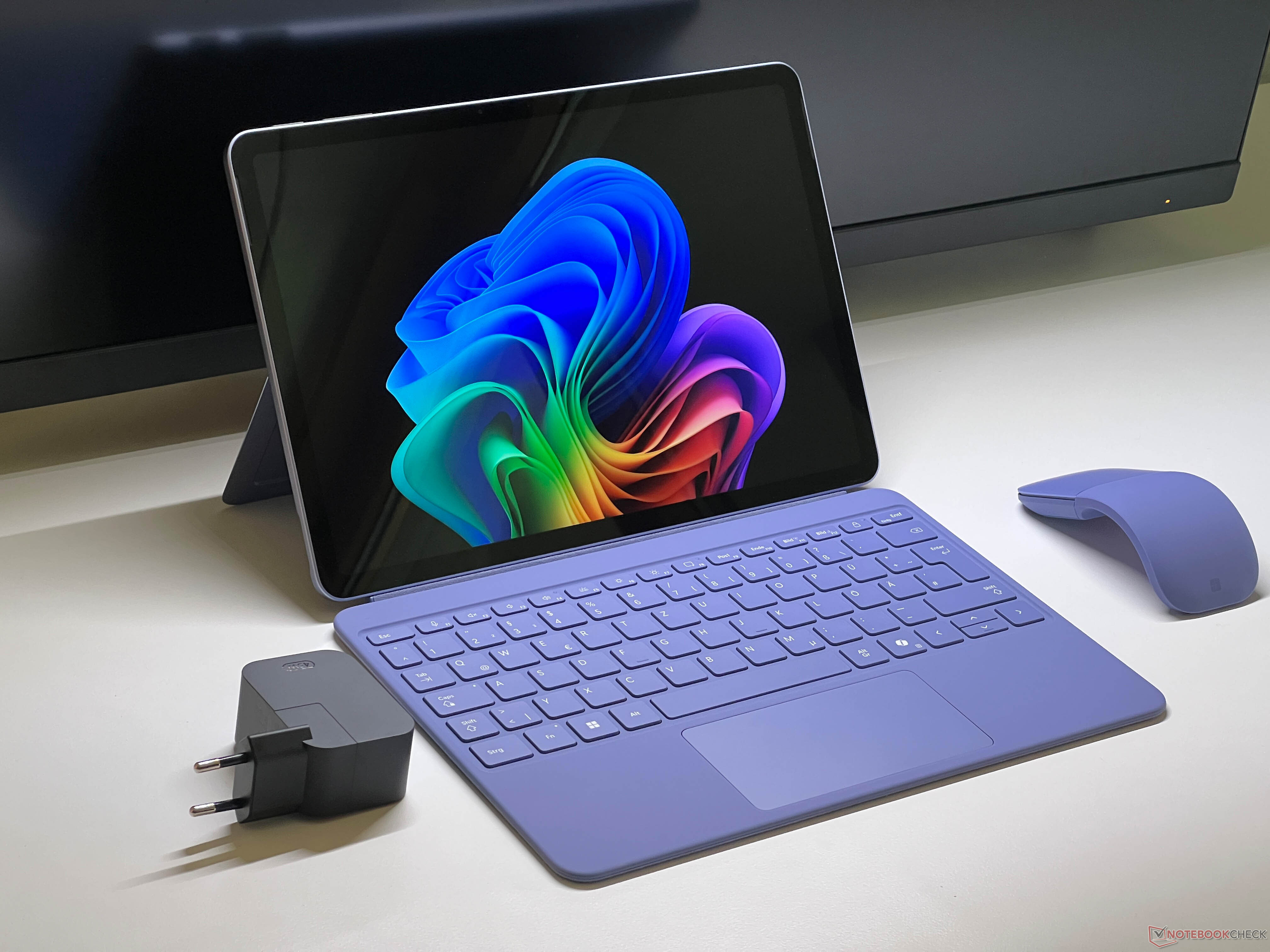 Microsofts Surface Pro 12 tum är kompakt, klarar långa batteritider och är tyst - Notebookcheck.se