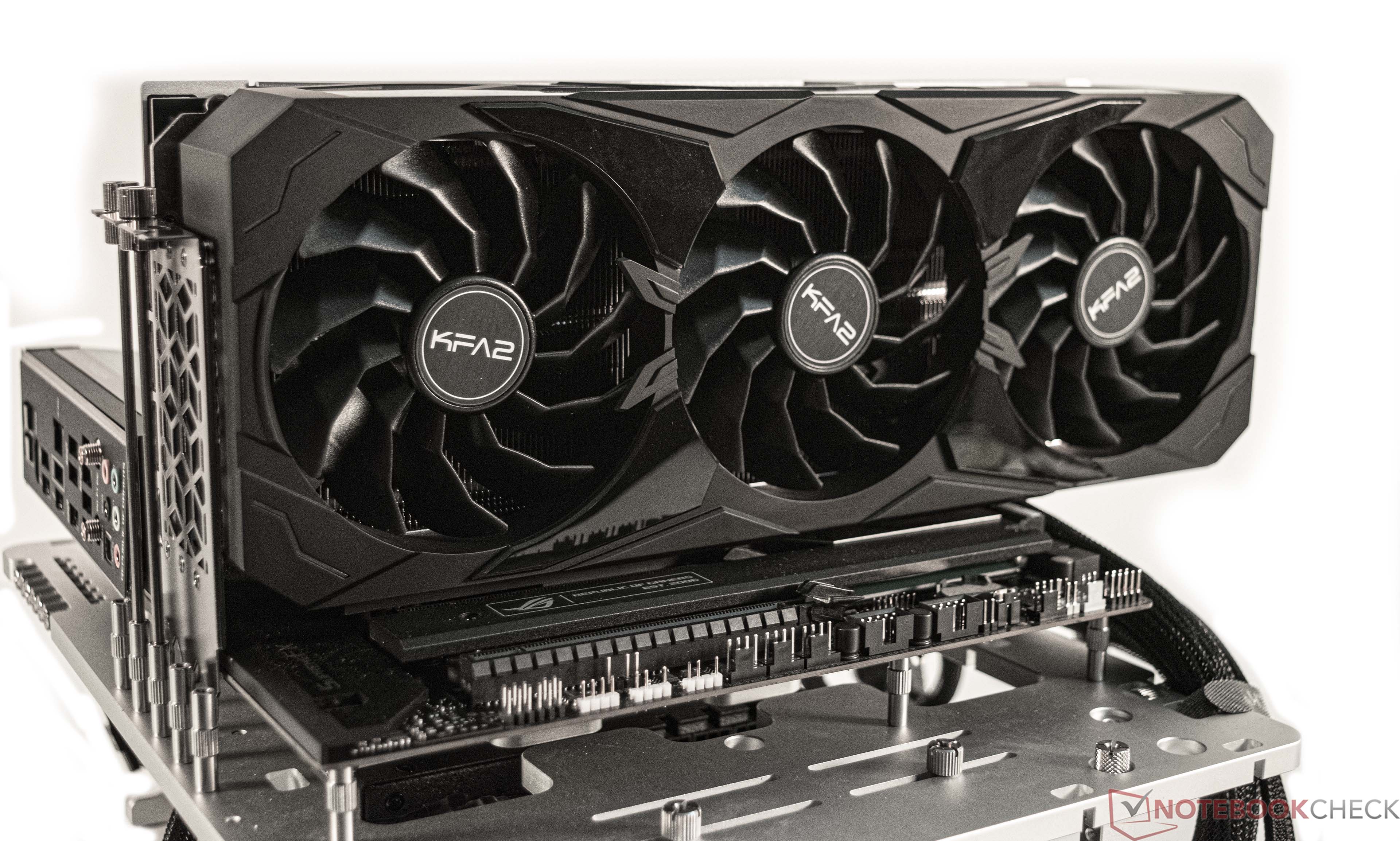 Recension av KFA2 GeForce RTX 4090 SG - Kompromisslös 4K-gaming med Nvidias nya flaggskepp ...